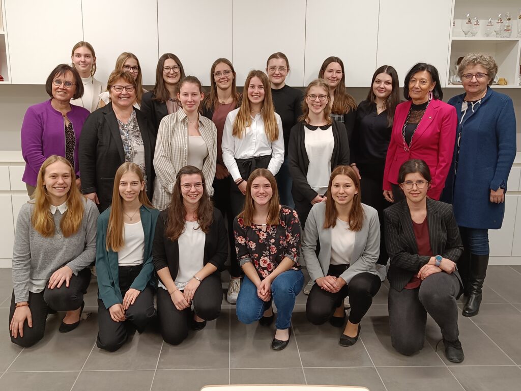 Weiße Fahne Kinderbetreuerinnen der Fachrichtung Betriebs- und Haushaltsmanagement | LFS Pyhra